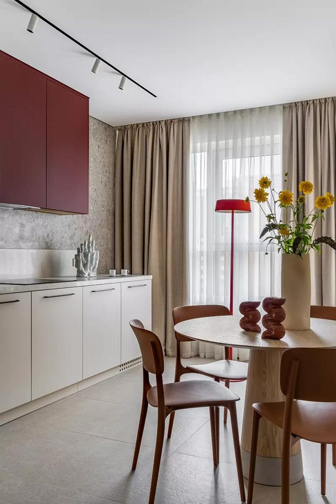 Laza, karakteres berendezés otthonról dolgozó nő lakásában ...