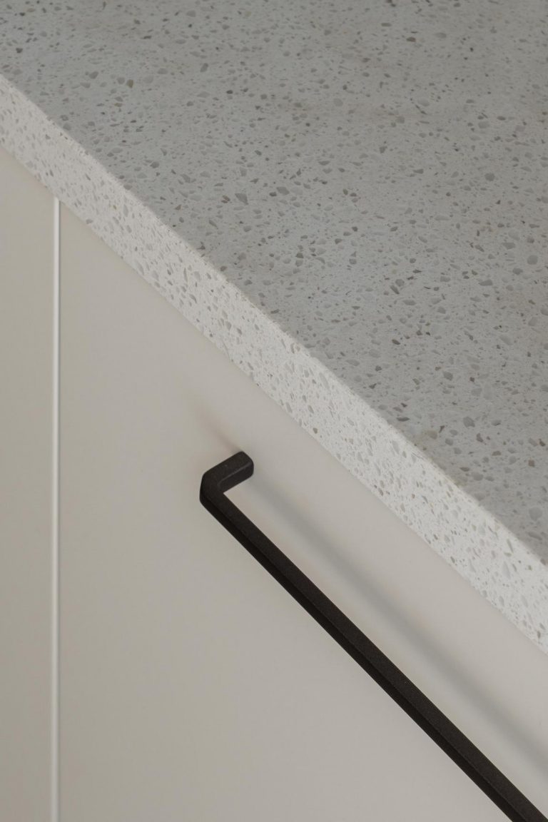 Laza, karakteres berendezés otthonról dolgozó nő lakásában ...