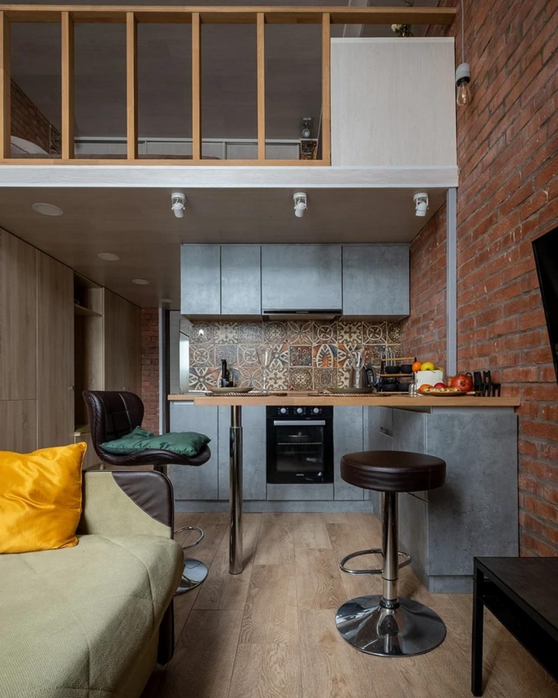 Így lett hangulatos kétszintes loft egy 30m2-es kis lakásból ...