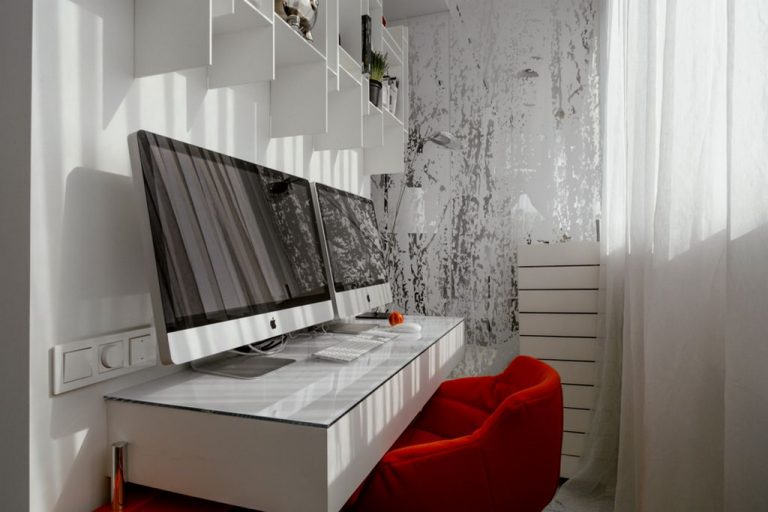 Piros kiegészítők, fehér tölgy padló, dekoratív üvegfalak - modern 65nm ...