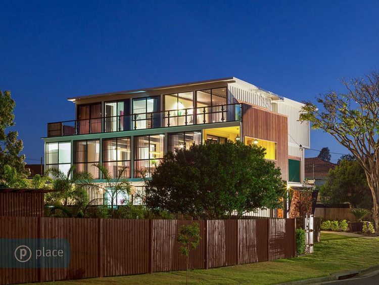 Különleges: háromszintes ház 31db 20 lábas áruszállító konténerből ...